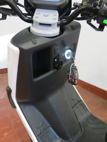 GK22 WLP: Niu NQi GT Electric Scooter, Mileage 17.Comes with V5, 1 x ...