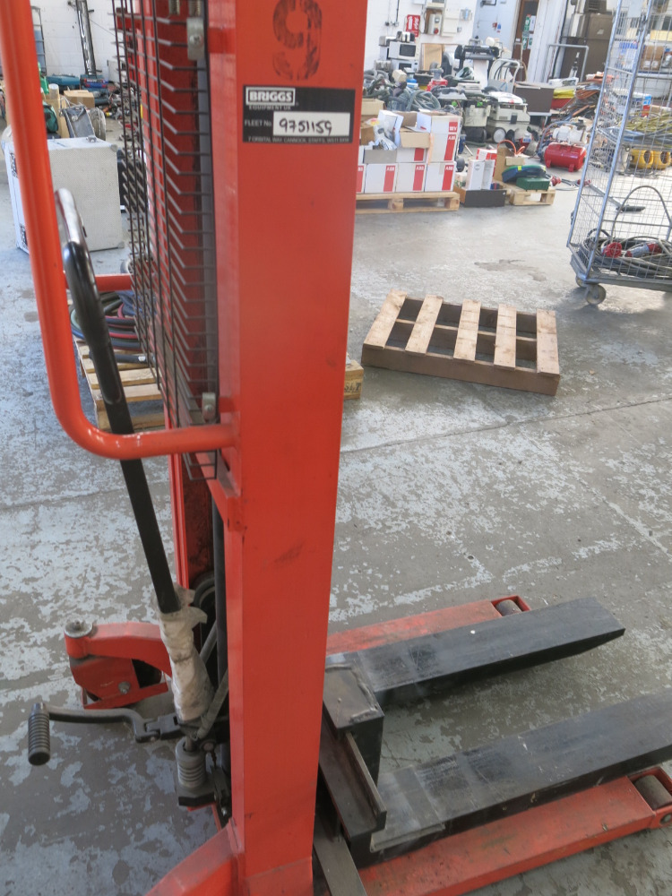 Briggs Hand Stacker, Capacity 1000kg, Fork Length 900mm, Height 3M.
