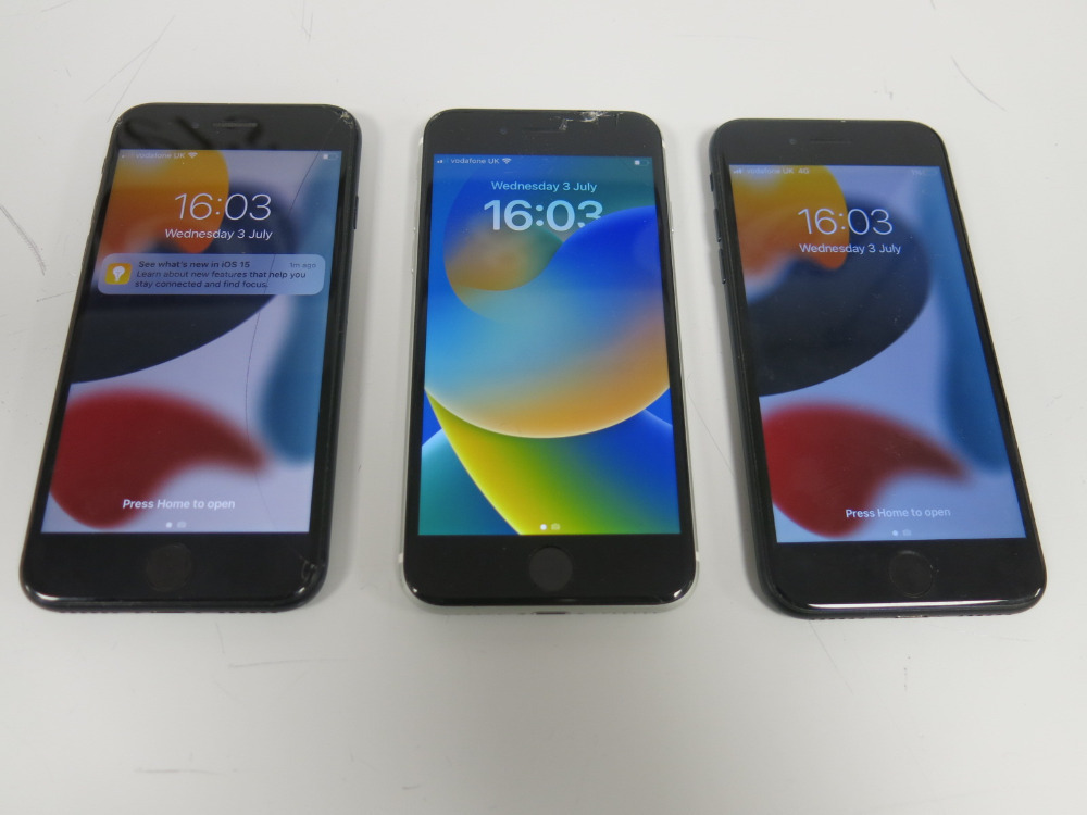 3 x Assorted Apple iPhones to Include: 1 x SE, 64GB, 1 x iPhone SE ...