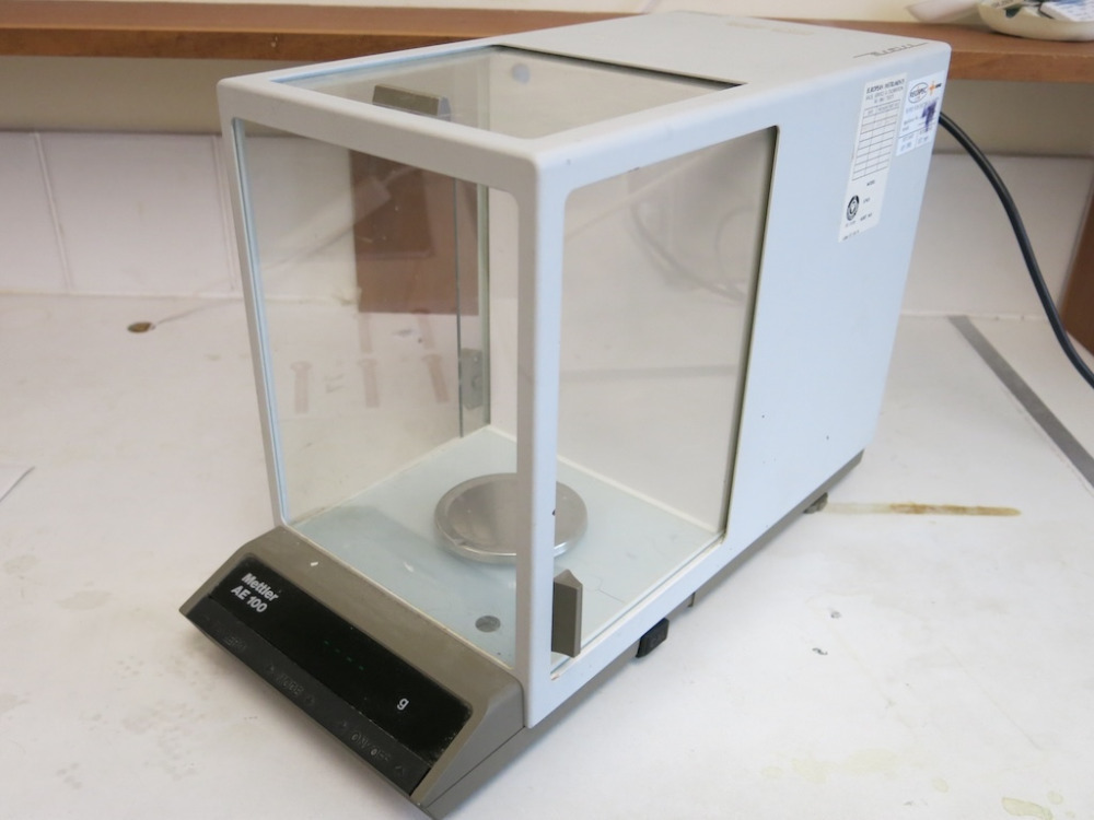 Mettler AE 100 Laboratory Scales.