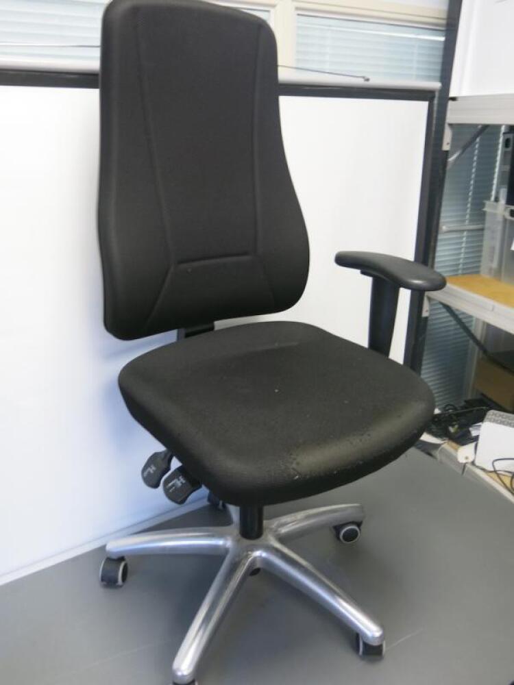 LGA Nurnberg Operators Swivel Office Chair, Upholstered in Black Mesh ...